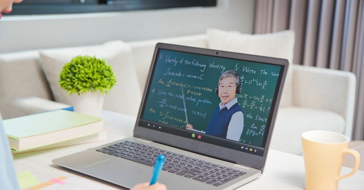 Building a technology-enabled curriculum and digital pedagogy for ...